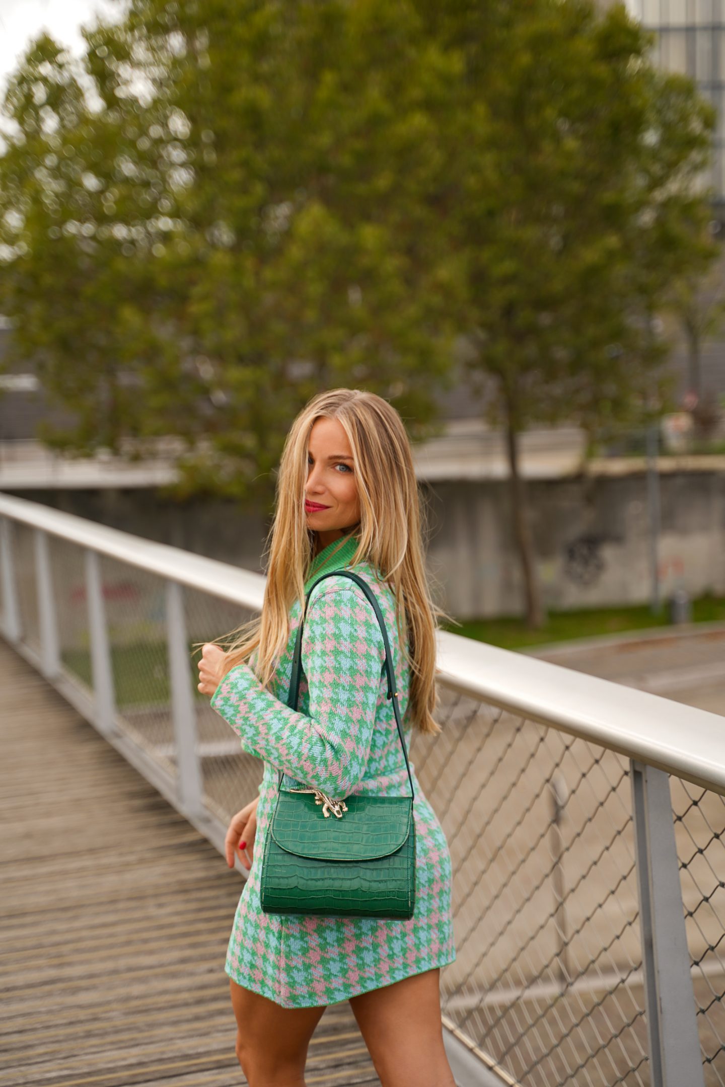 Mon ensemble en maille à carreaux vert rose bleu - La Minute Fashion