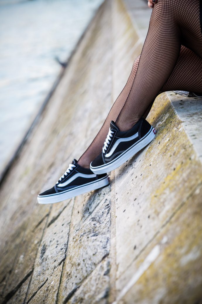 Comment porter la jupe en cuir : cuissardes ou Vans ?! - La Minute Fashion