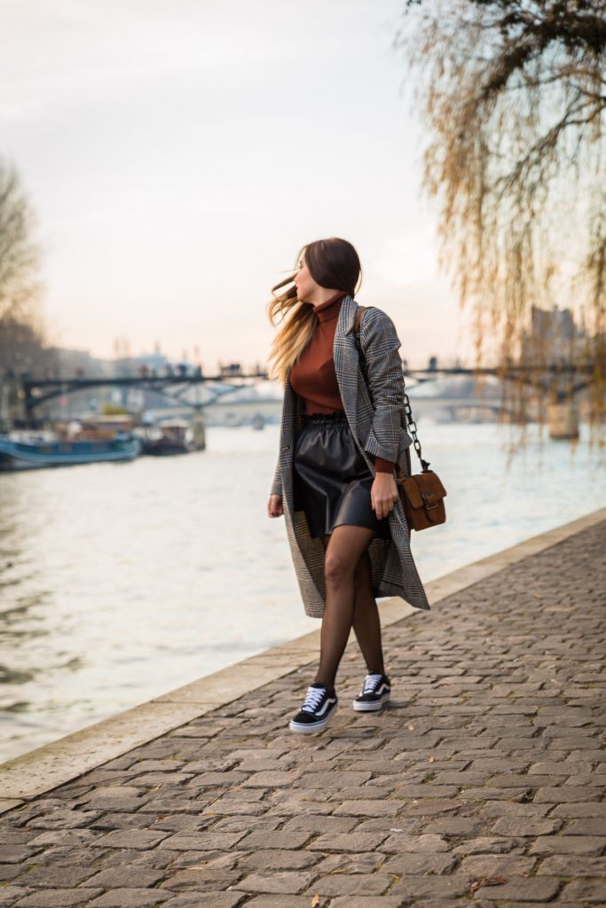 Comment porter la jupe en cuir : cuissardes ou Vans ?! - La Minute Fashion