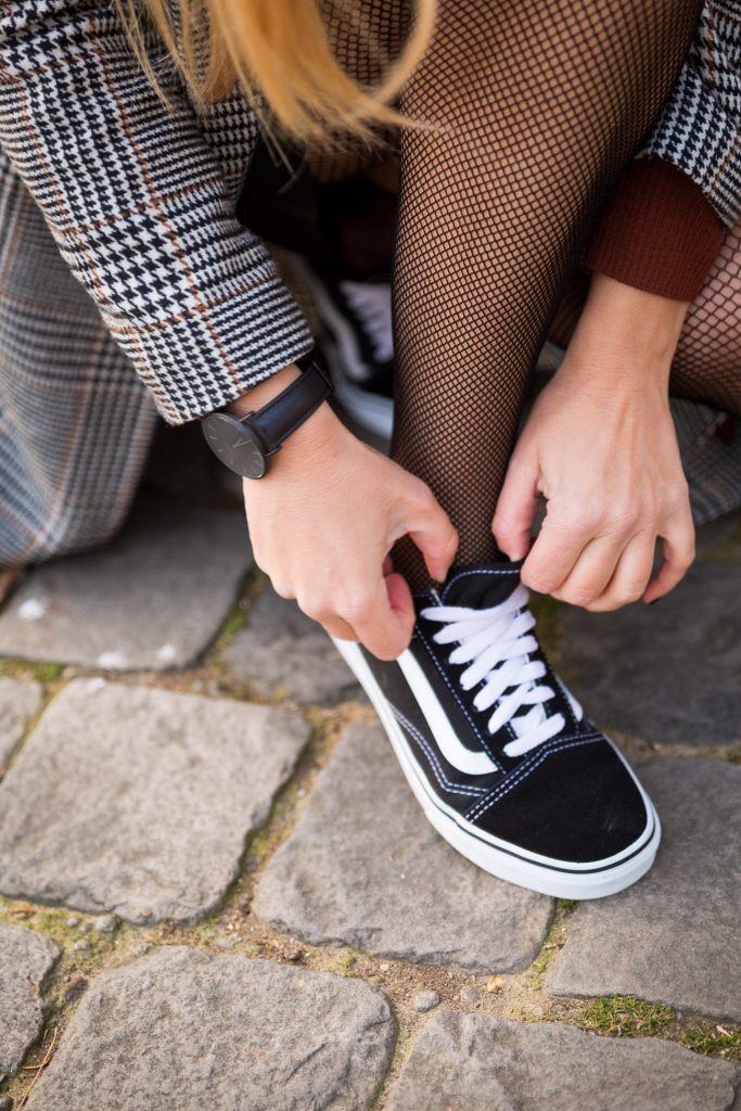 Comment porter la jupe en cuir : cuissardes ou Vans ?! - La Minute Fashion