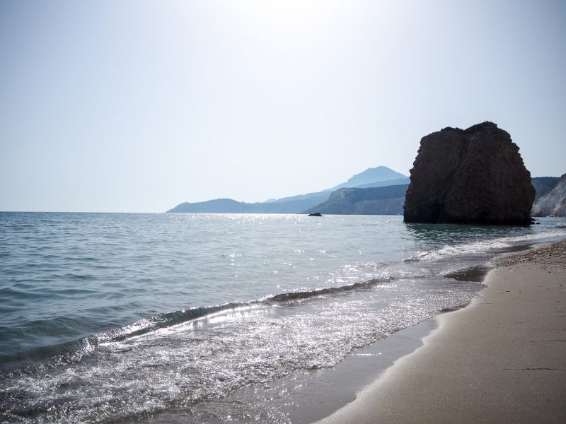 Milos travel guide : les plus jolies plages de Grèce ! - La Minute Fashion