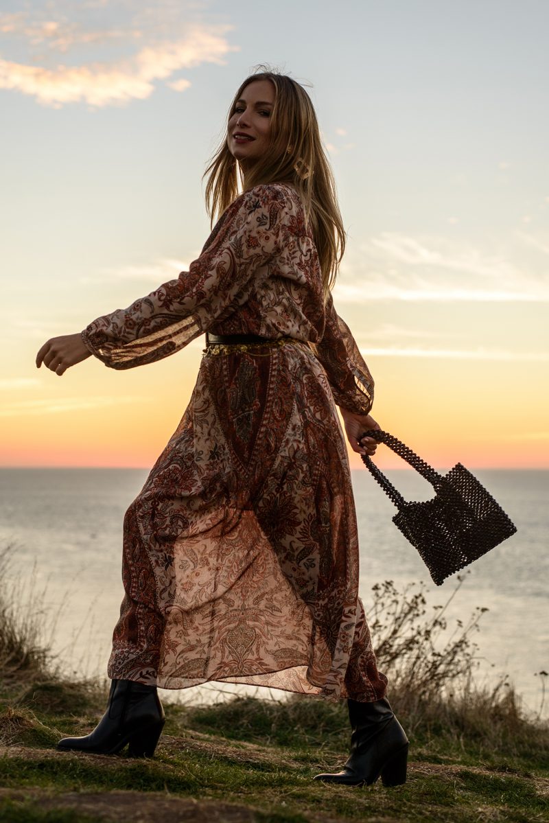 Booster sa robe bohème avec une ceinture à piécettes / breloques ...