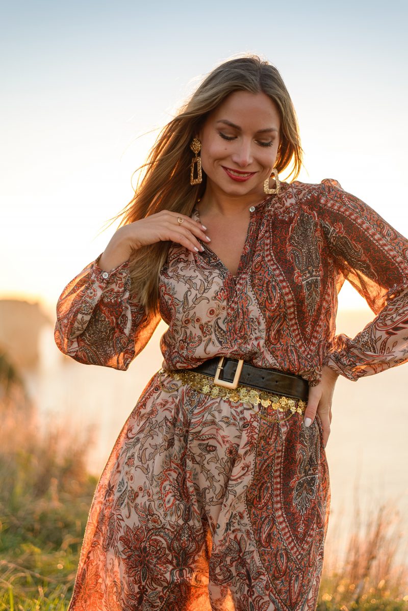 Booster sa robe bohème avec une ceinture à piécettes / breloques ...